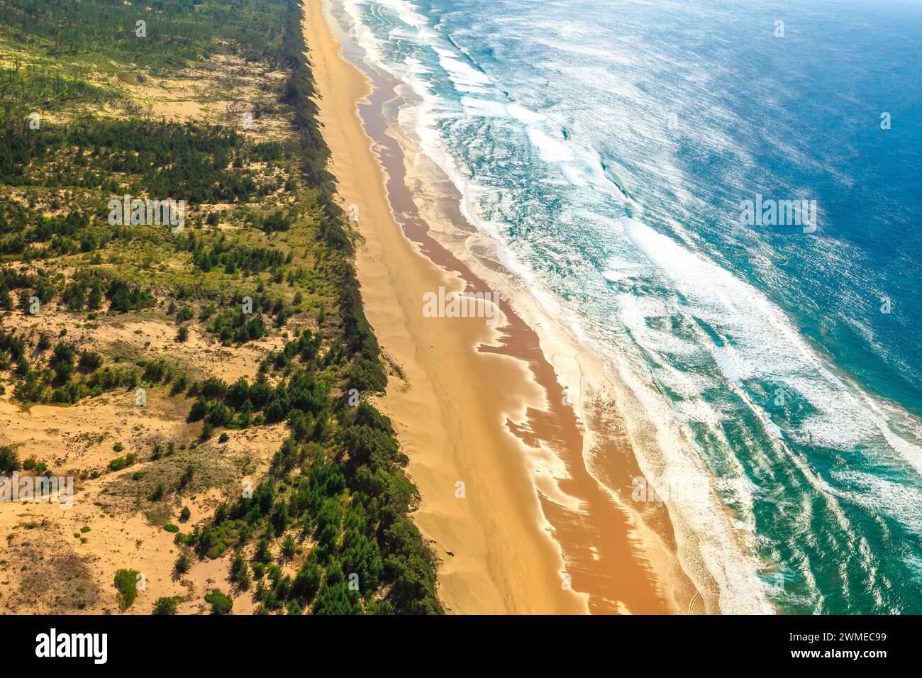 Hintergrund des Indischen Ozeans. Landschaftlich reizvoller Flug über die Ostküste Südafrikas im ...