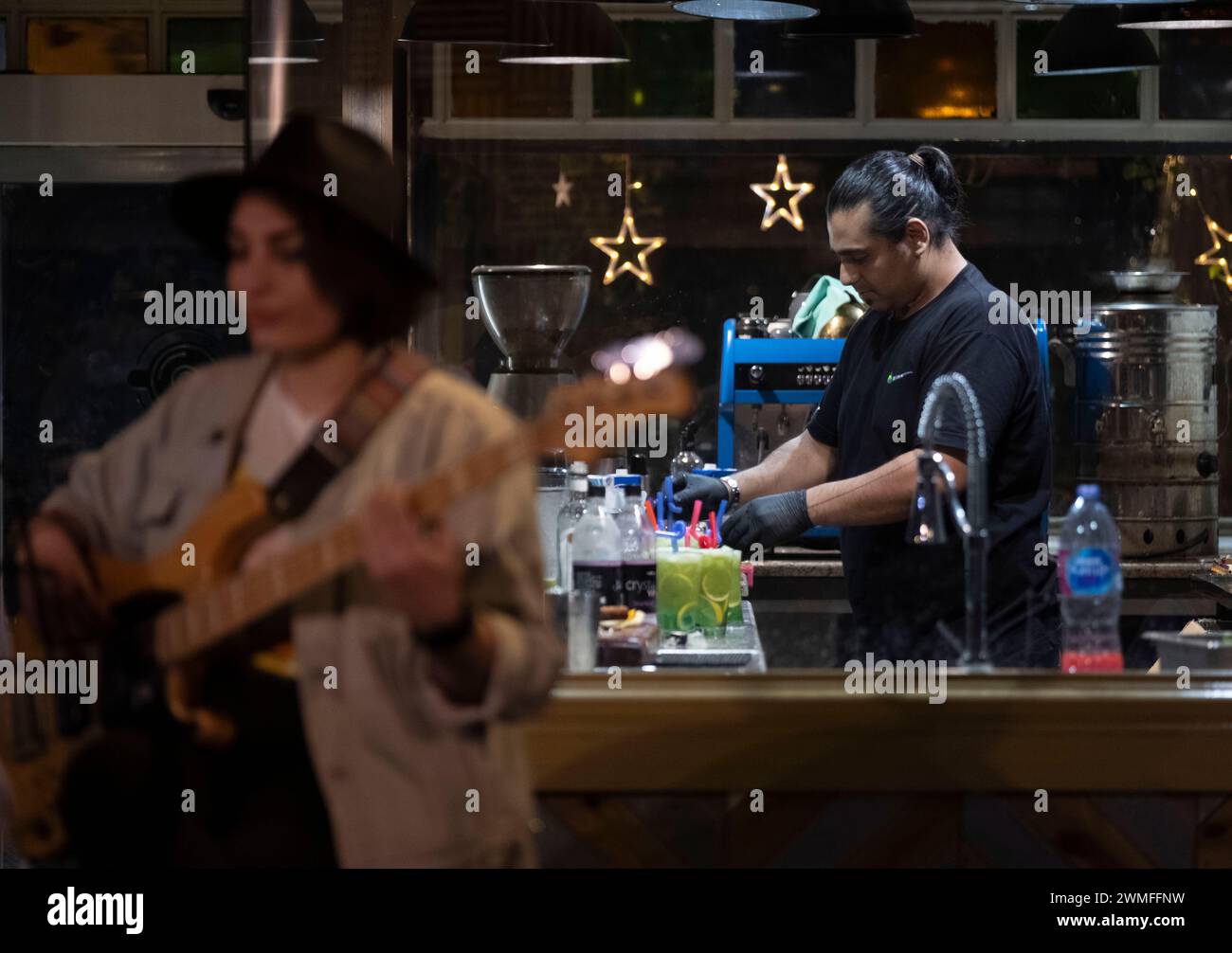 Teheran, Iran. Februar 2024. Ein Höhlenmensch bereitet Cocktails für ...