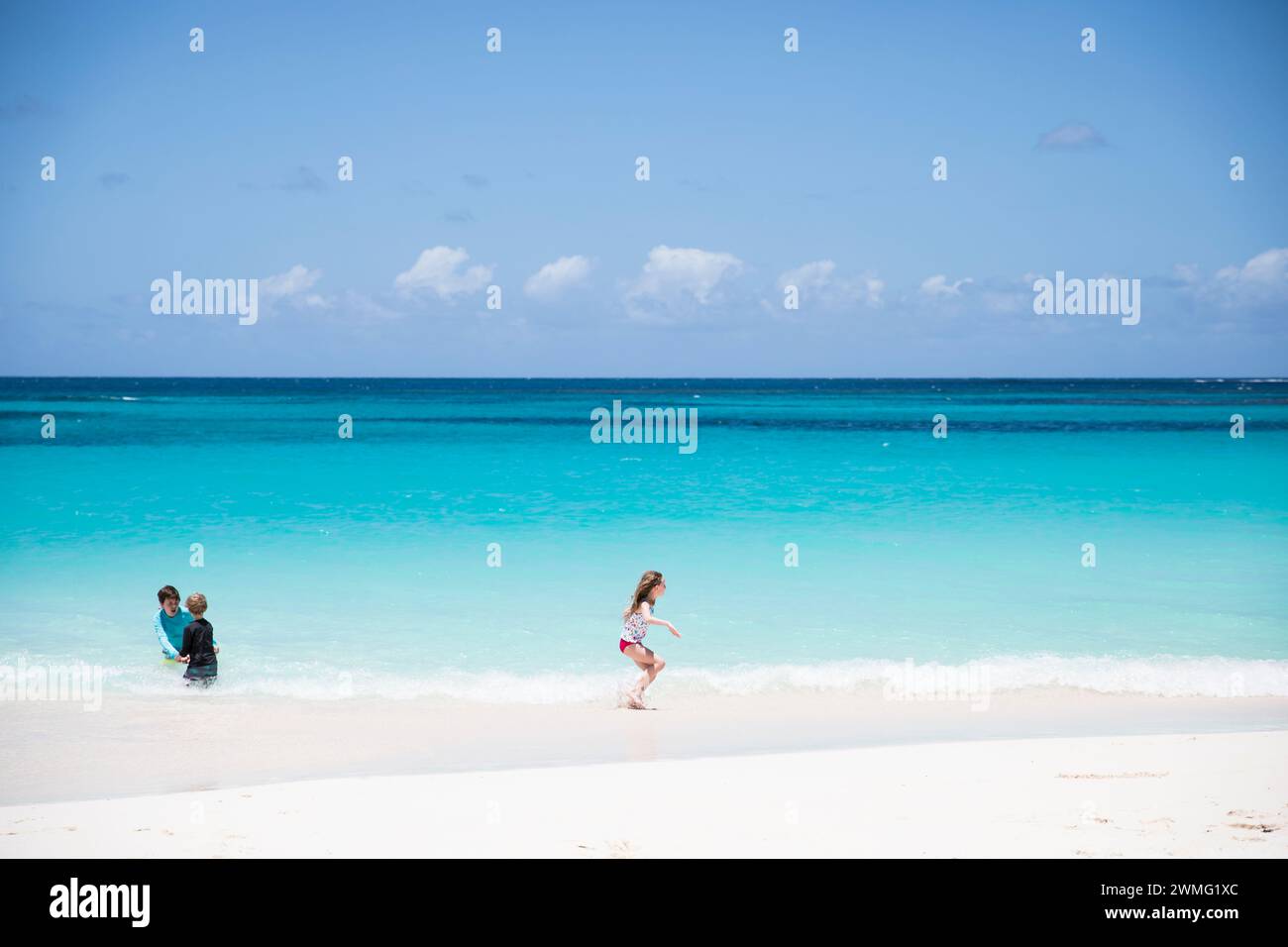 Candid preteen beach -Fotos und -Bildmaterial in hoher Auflösung – Alamy