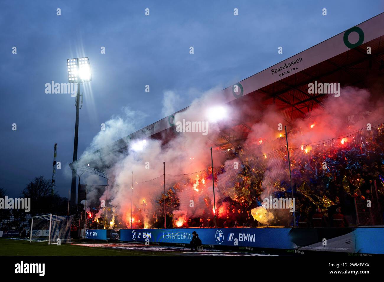 Odense, Dänemark. Februar 2024. Fußballfans von Broendby, WENN sie auf ...