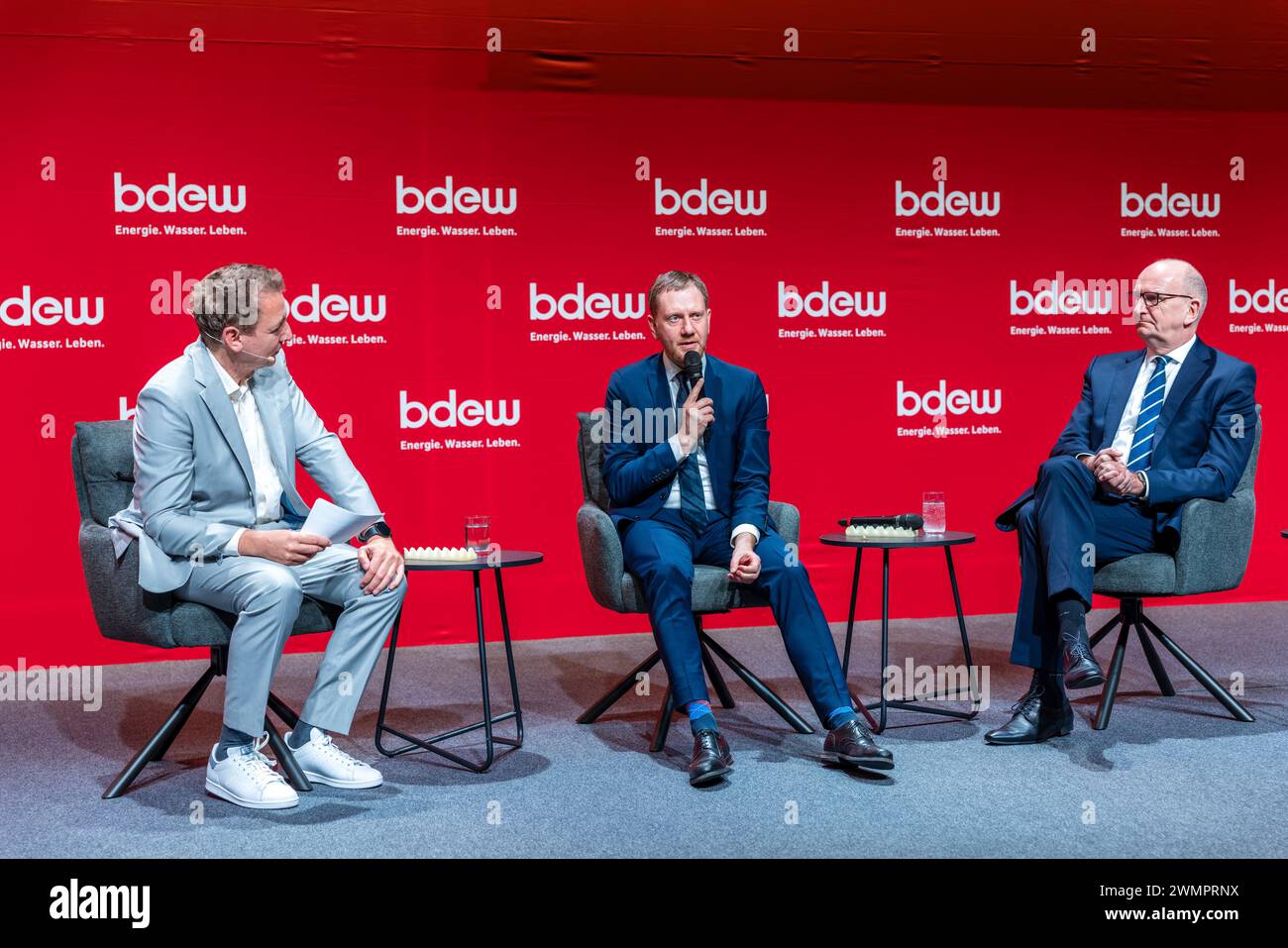 27. Februar 2024, Brandenburg, Cottbus: Dietmar Woidke (SPD, r-l ...