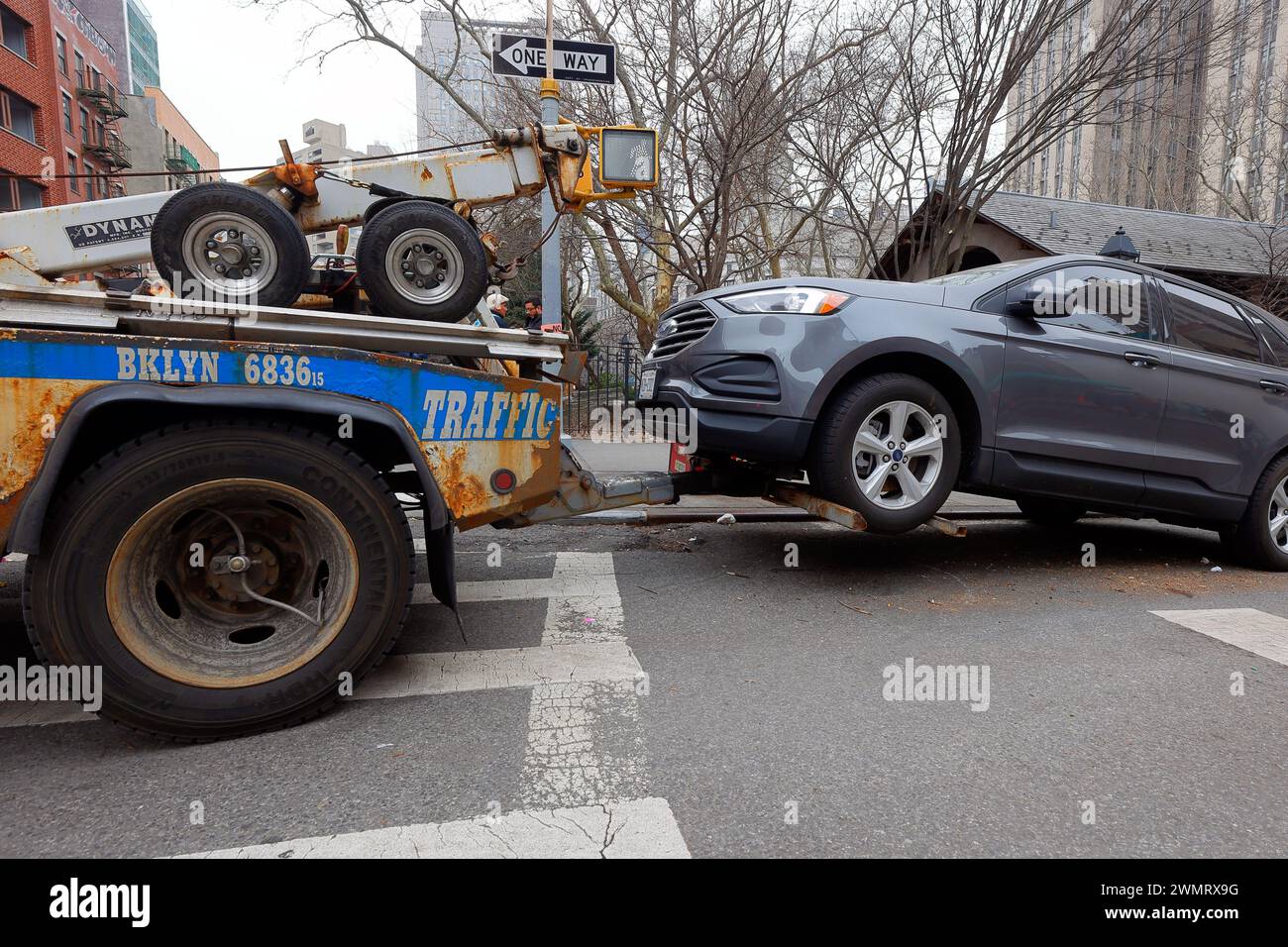 Ein auto hochheben -Fotos und -Bildmaterial in hoher Auflösung – Alamy