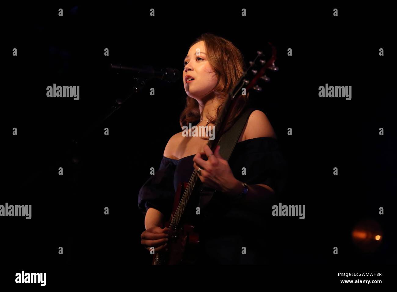 Laufey Lin Jonsdottir alias Laufey bei einem Konzert im Astra ...