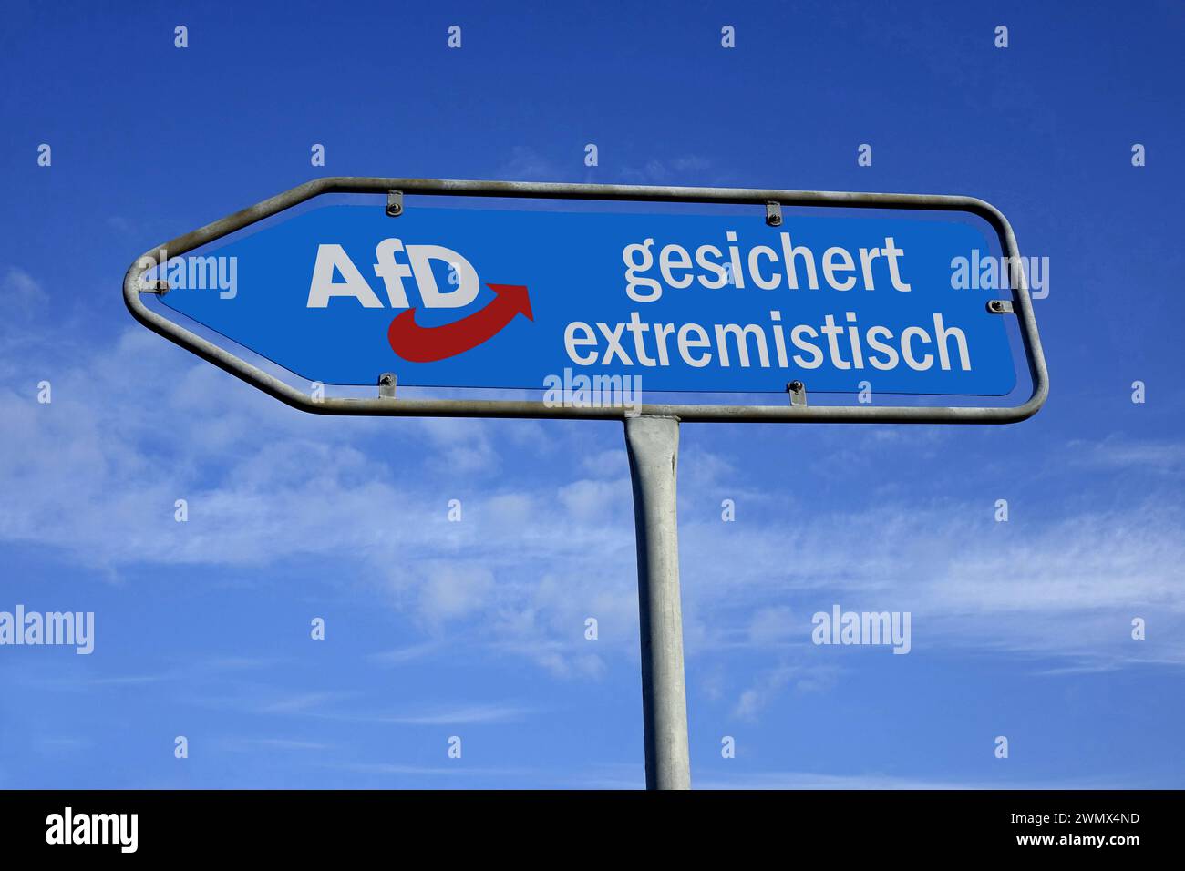 Wegweiser mit AfD-Logo und gesichert extremistisch Wegweiser mit AfD-Logo und gesichert ...