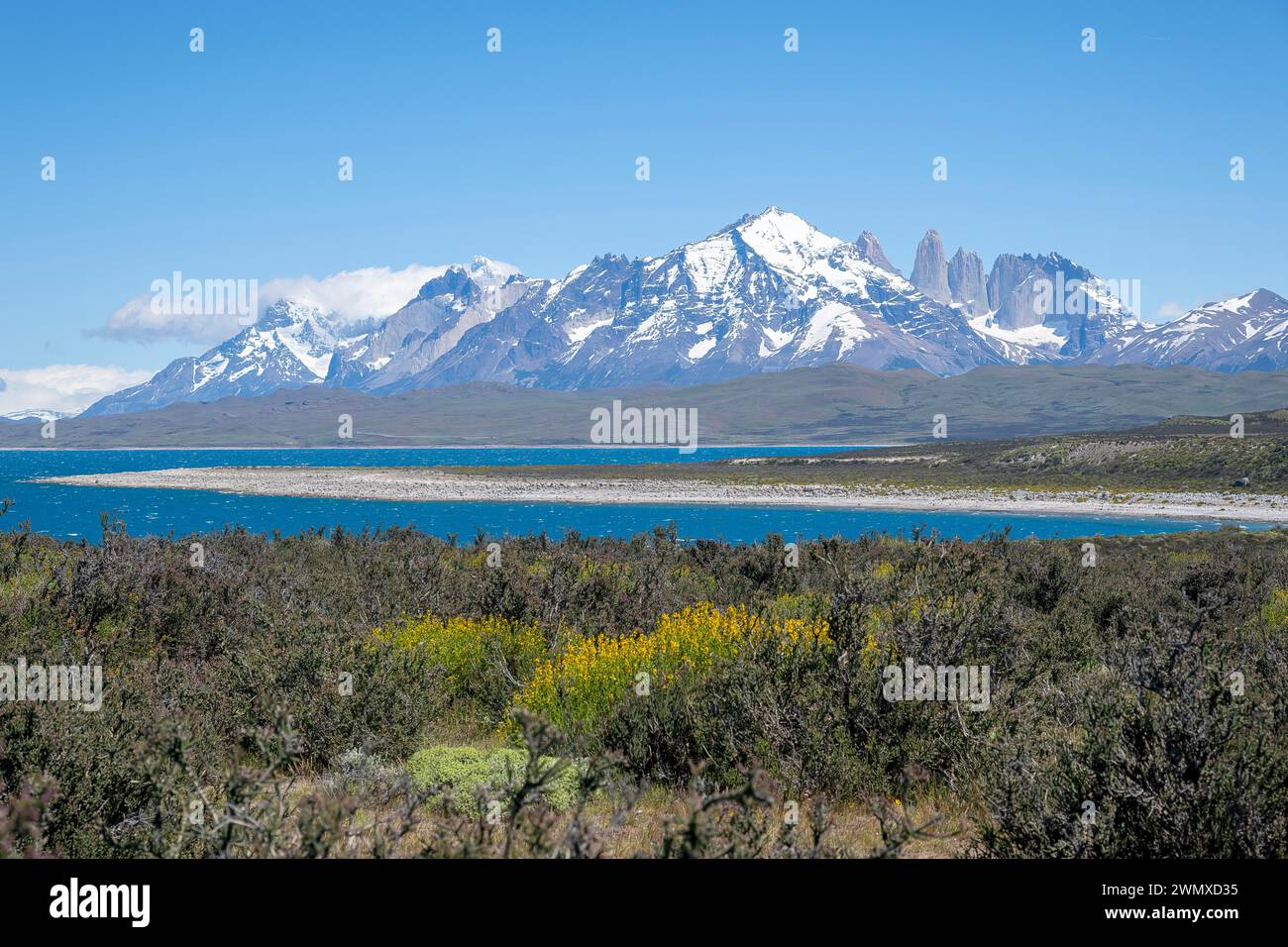Bergkette mit See im Vordergrund, Nationalpark Torres del Paine, Parque ...