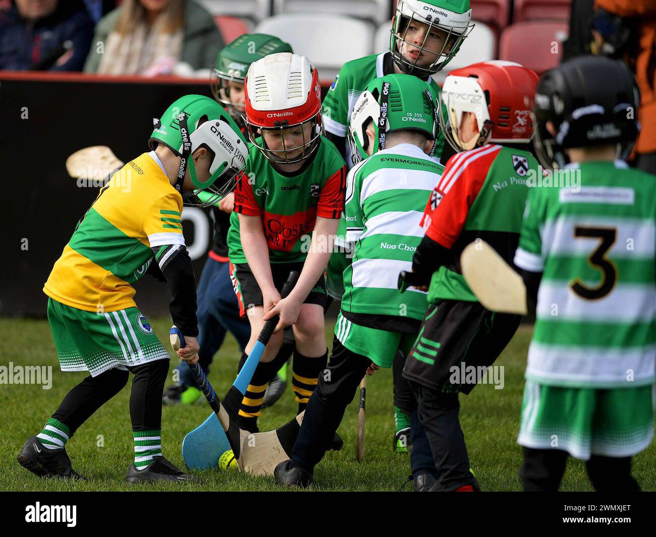 Kinder spielen gaa -Fotos und -Bildmaterial in hoher Auflösung – Alamy