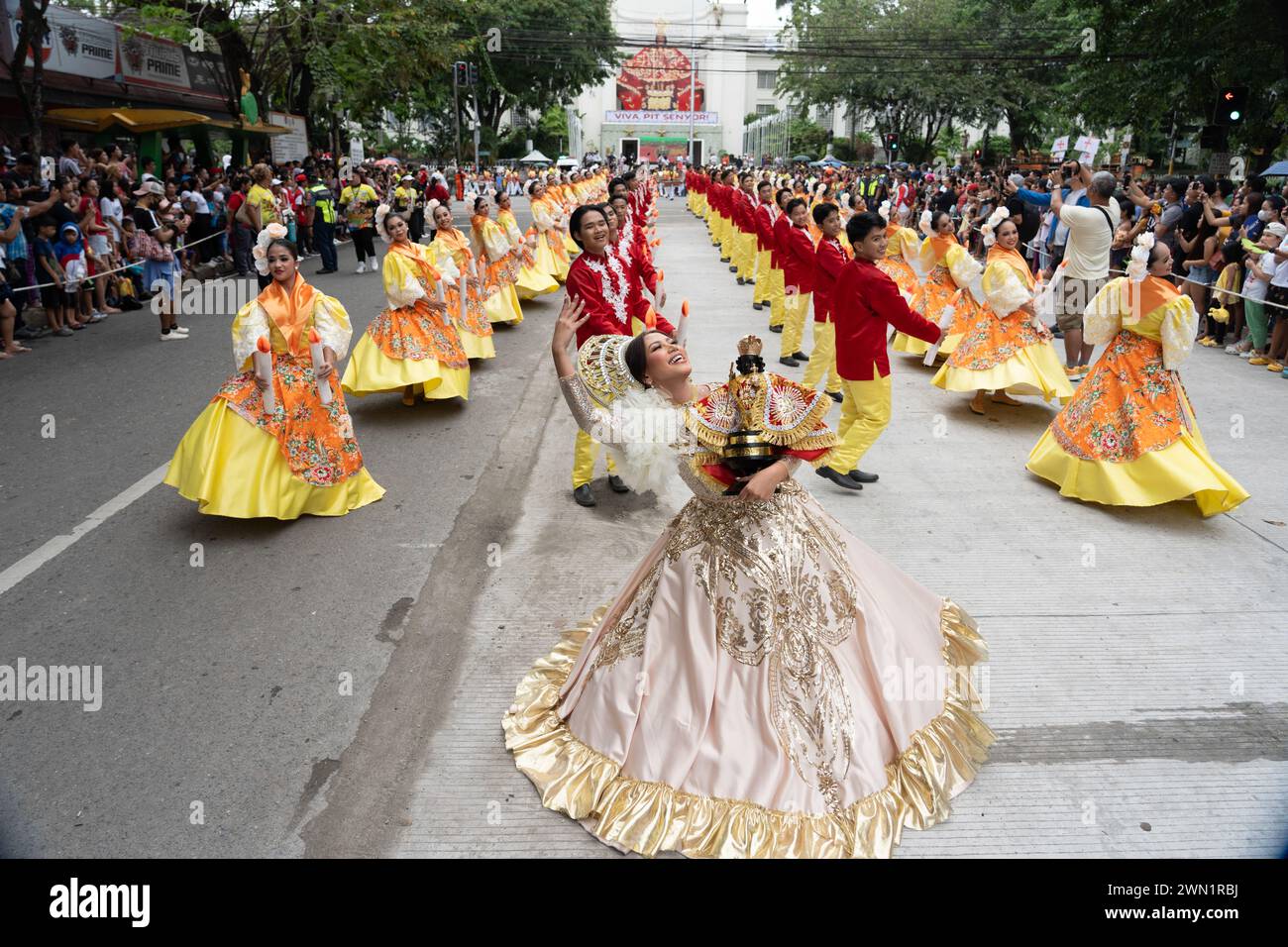 Sonntag, 14. Januar 2024, Cebu City, Philippinen. Eine Gruppe tritt ...