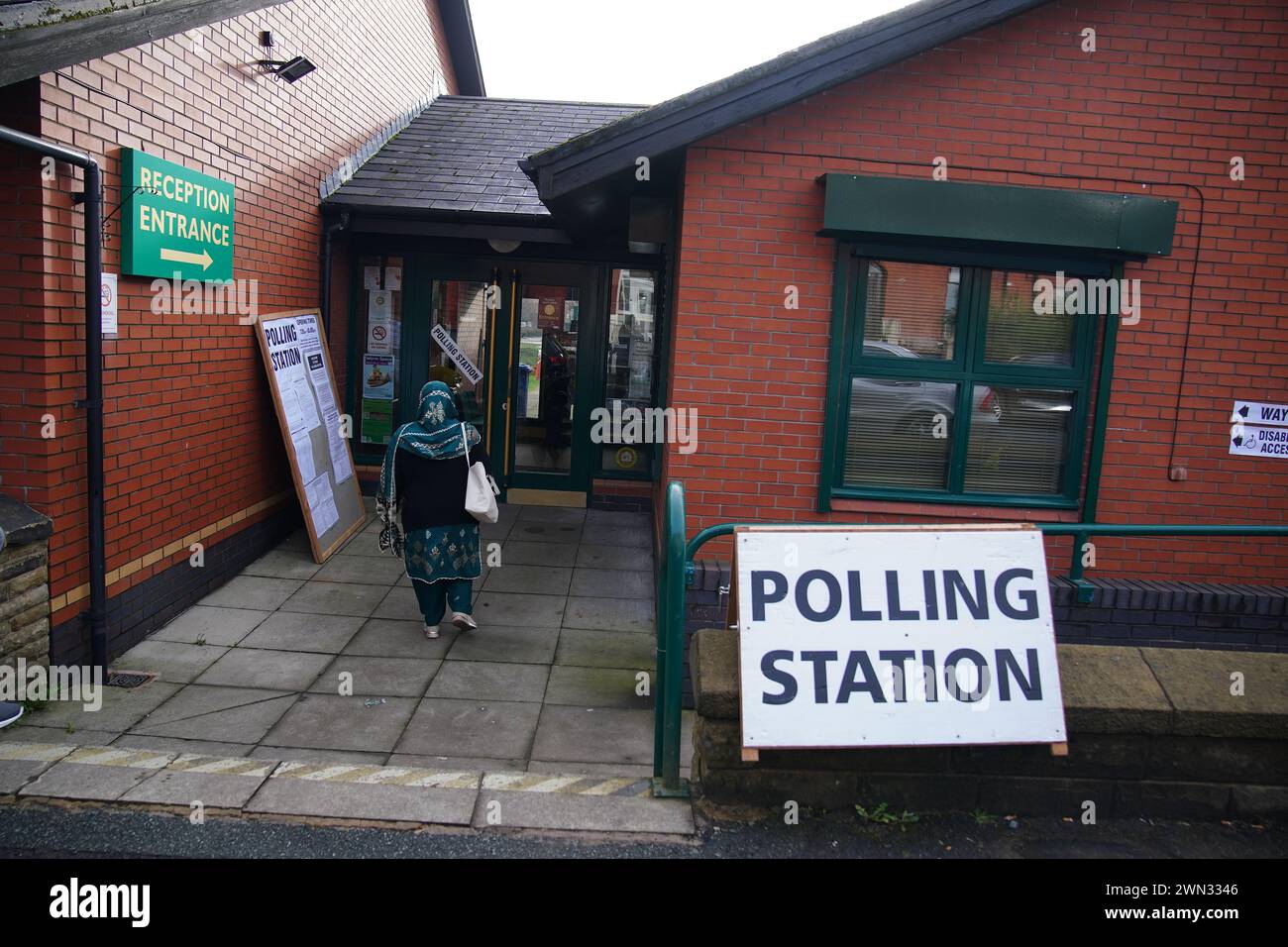 Menschen im Deeplish Community Centre in Rochdale, da die Wahl in der ...