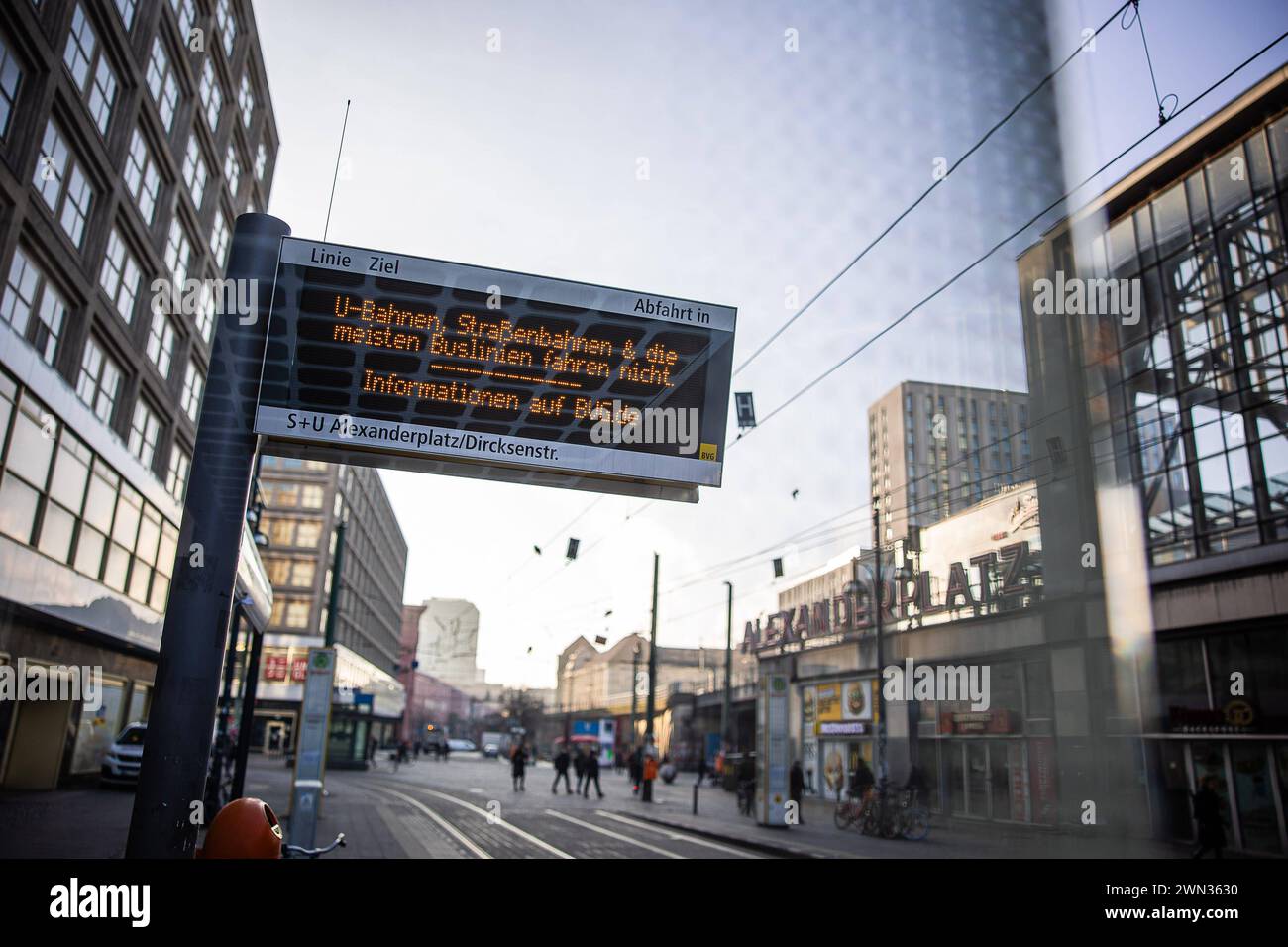 Eine Anzeige mit Hinweis zum Streik am Bahnhof Alexanderplatz. Warnstreik der Gewerkschaft ver ...