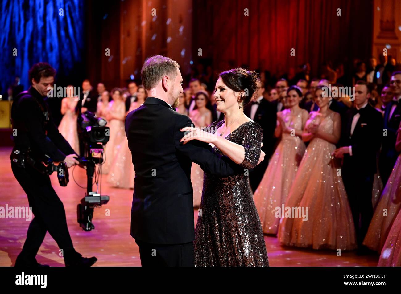 Michael Kretschmer mit Partnerin Annett Hofmann beim 16. SemperOpernball 2024 in der Semperoper ...