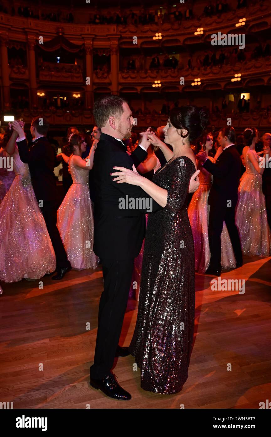 Michael Kretschmer mit Partnerin Annett Hofmann beim 16. SemperOpernball 2024 in der Semperoper ...