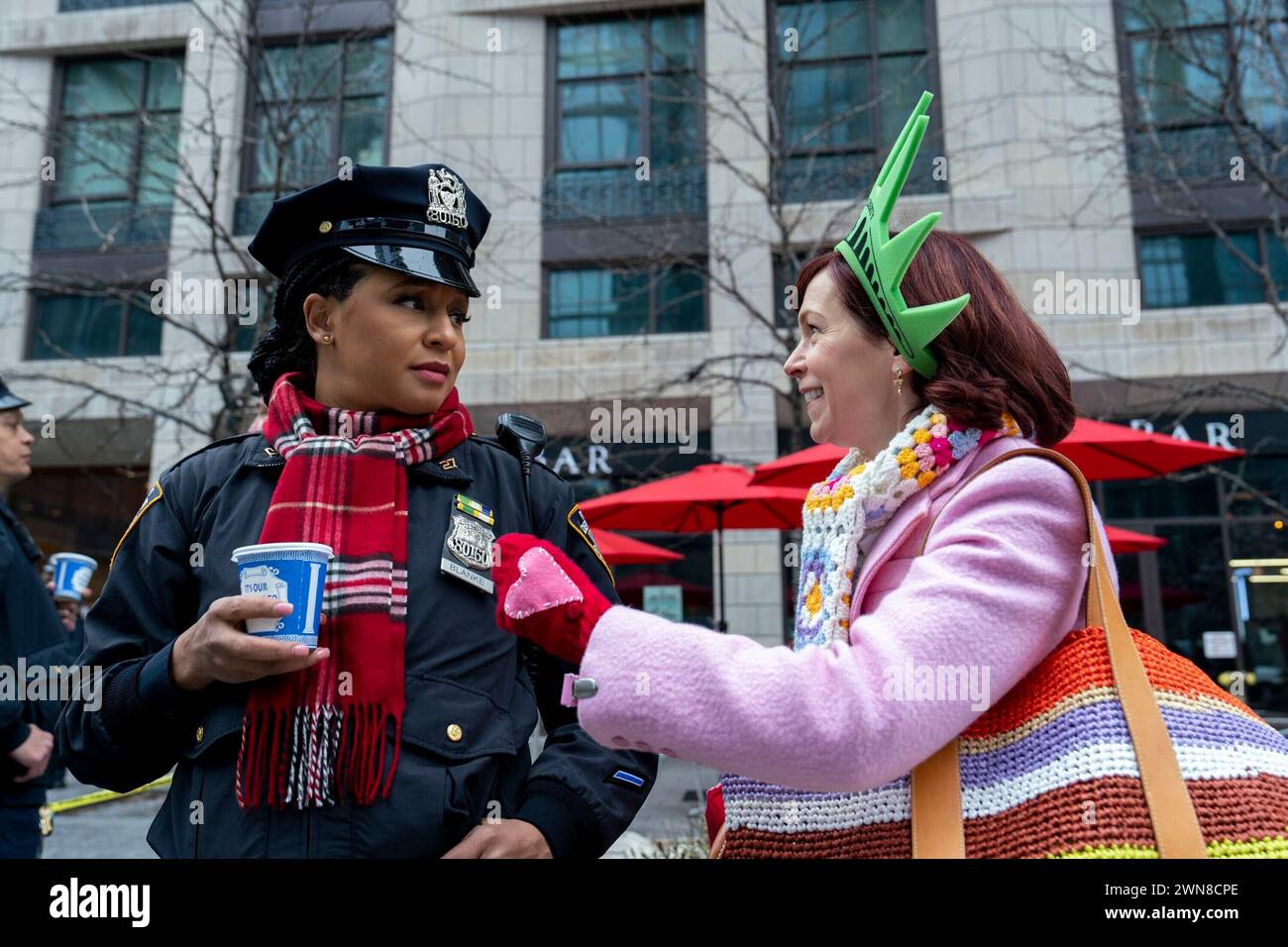 CARRIE PRESTON und CARRA PATTERSON in ELSBETH (2023). Quelle: CBS ...