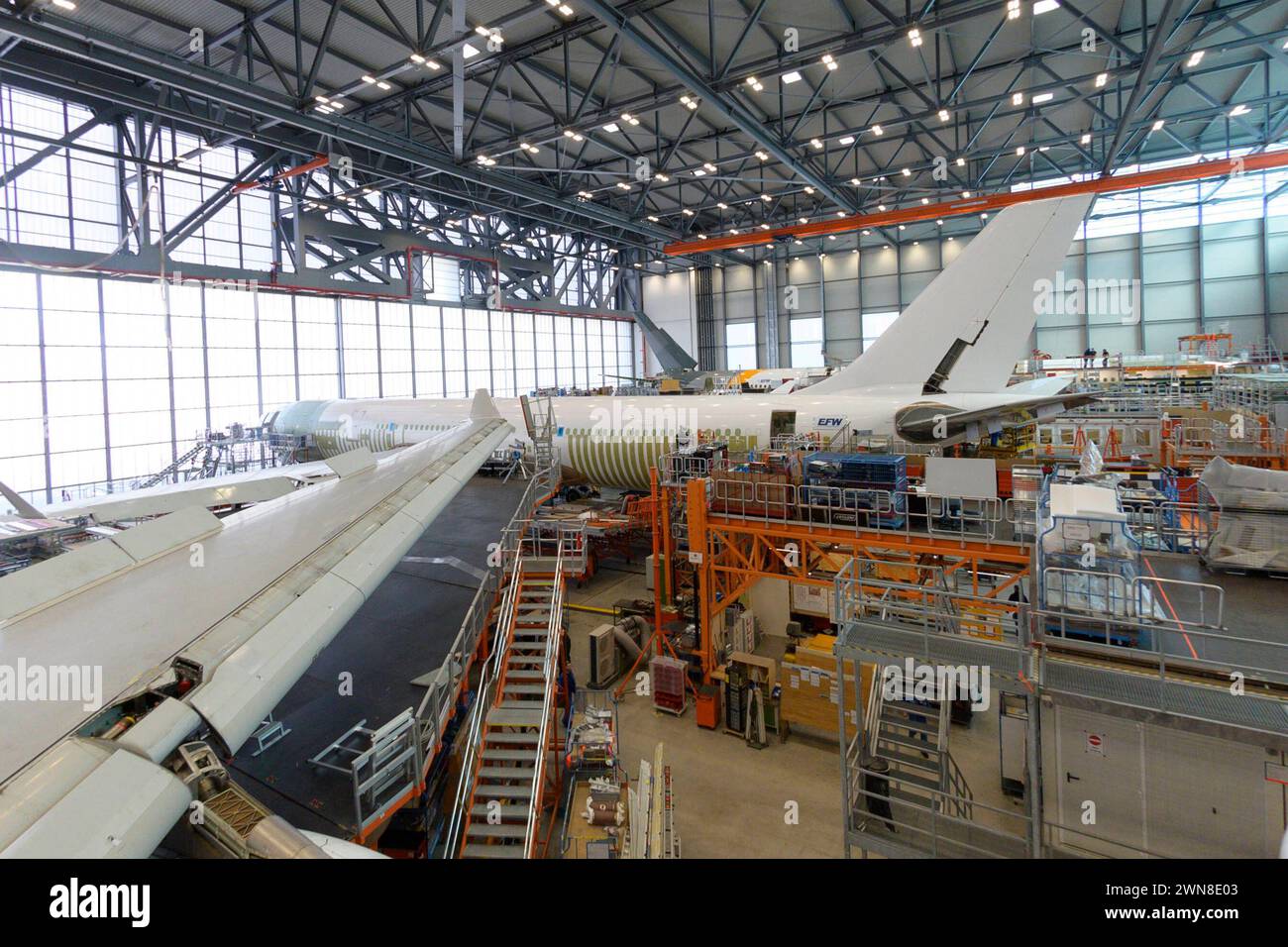 Halle 230, Elbe Flugzeugwerke, hier arbeitet man unter anderem an der ...