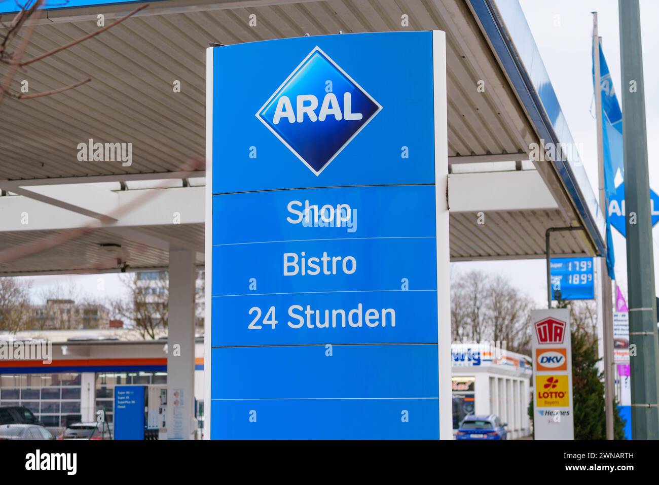 Augsburg, Bayern, Deutschland - 1. März 2024: Aral Tankstelle Logo mit ...