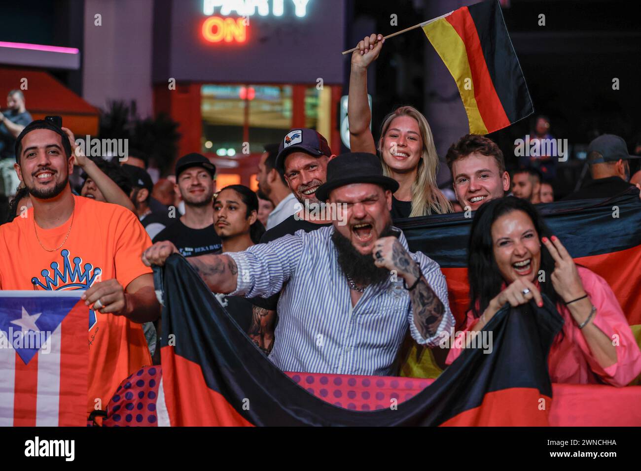 Frauen boxen wiegen -Fotos und -Bildmaterial in hoher Auflösung – Alamy
