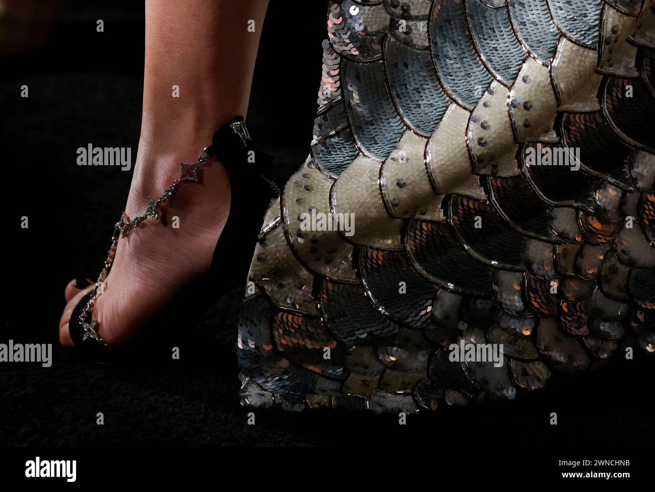 Millie bobby brown 2024 damsel -Fotos und -Bildmaterial in hoher ...