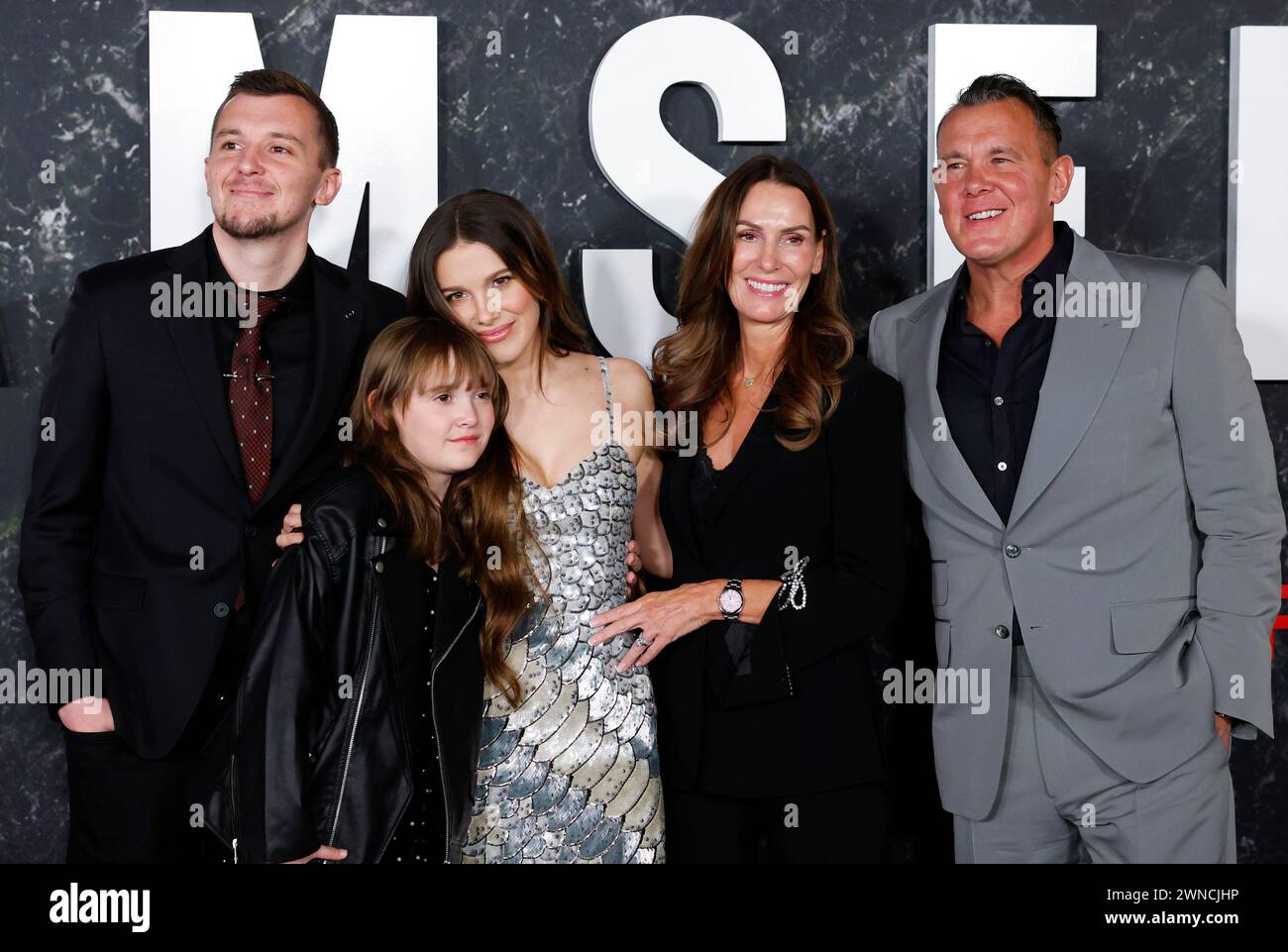 Millie bobby brown 2024 damsel -Fotos und -Bildmaterial in hoher ...