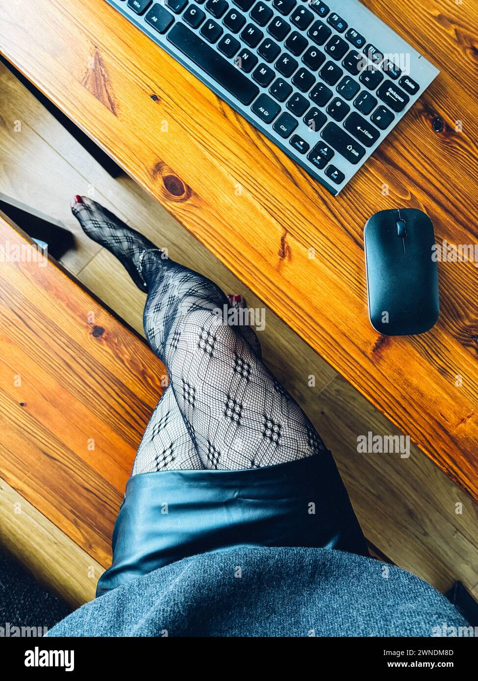 Reifefrau trägt kurzen rock -Fotos und -Bildmaterial in hoher Auflösung – Alamy