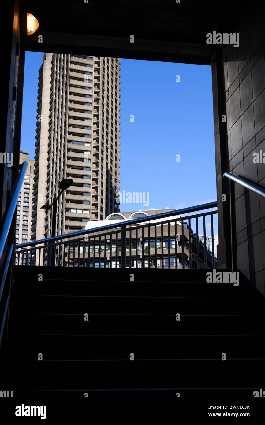 Blick entlang der Beech Street, auf die Apartmentgebäude des Barbican ...
