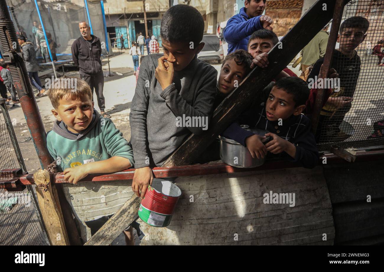 Rafah, Gaza. März 2024. Palästinenser warten am Samstag, den 2. März ...