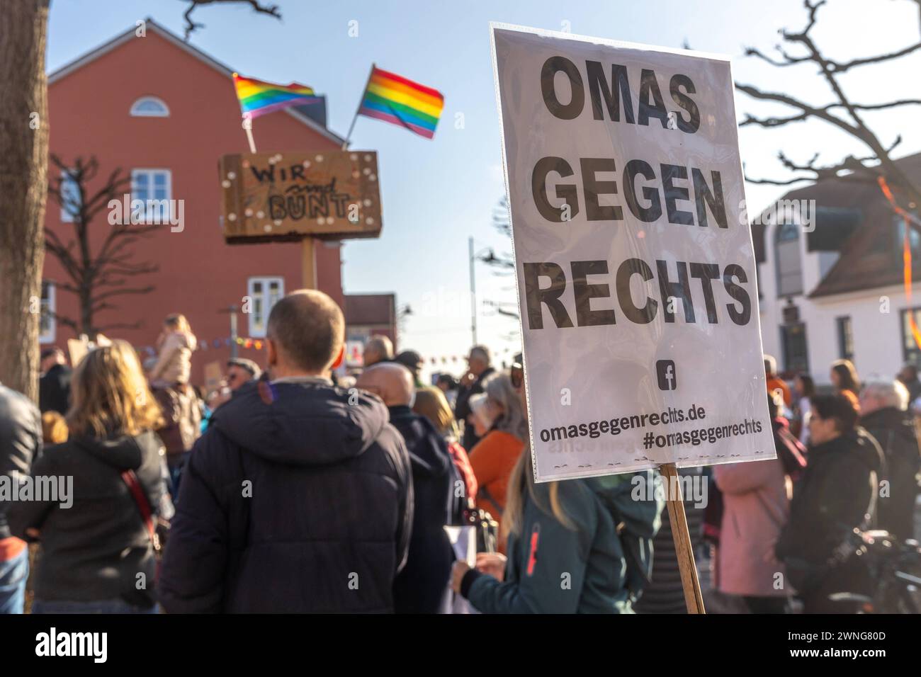 Plakate auf Demo für Demokratie, gegen rechts und gegen das Erstarken der AfD Plakate auf ...