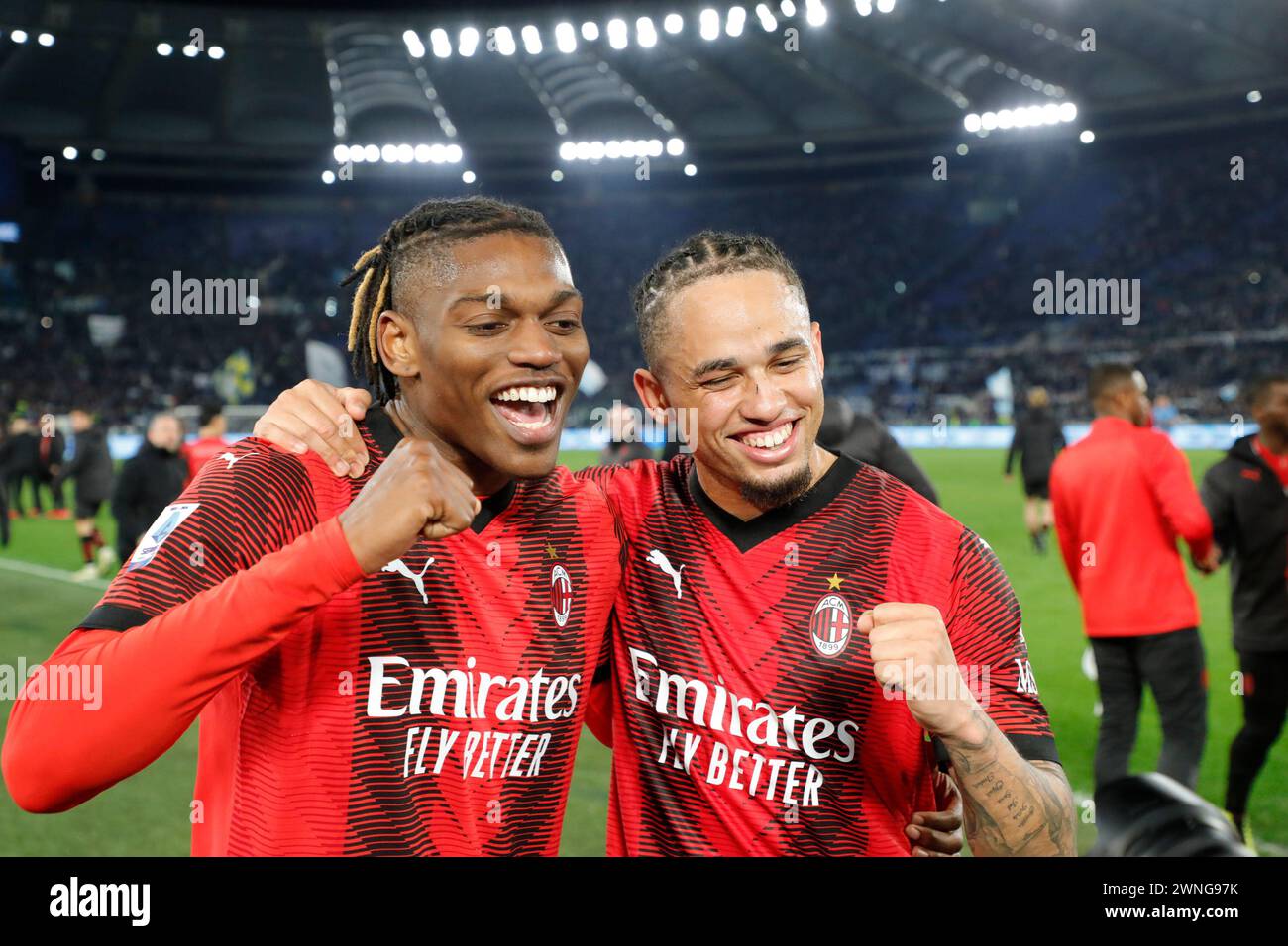 Noah Okafor aus Mailand feiert mit Rafael Leao beim Fußballspiel der Serie A SS Lazio - AC Milan ...