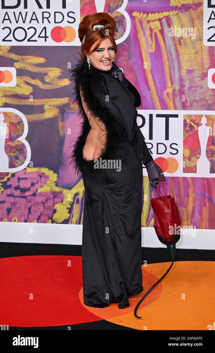London, Großbritannien. März 2024. CMAT kommt bei den Brit Awards 2024 ...