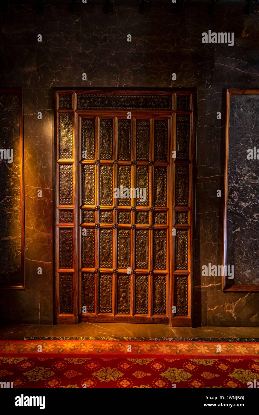 Detail einer Tür auf der Treppe zum ersten Stock des Palau Güell ...