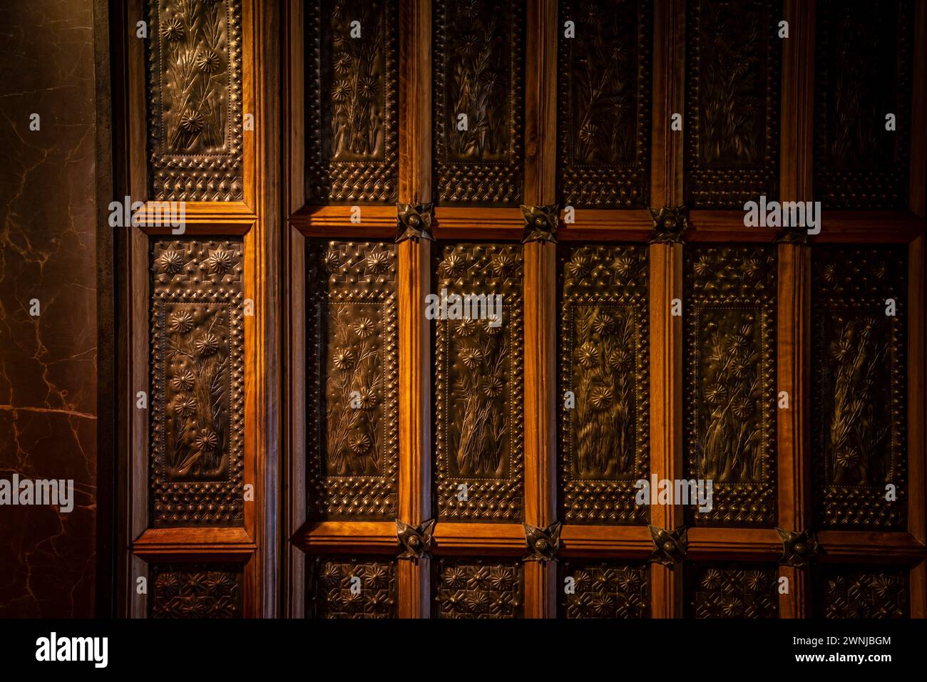Detail einer Tür auf der Treppe zum ersten Stock des Palau Güell ...