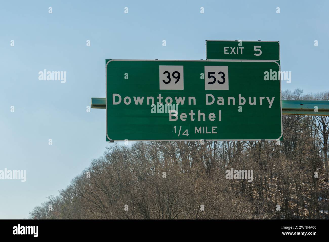 Beschilderung zur Abfahrt 5 von der I-84, Yankee Expressway, in Danbury ...