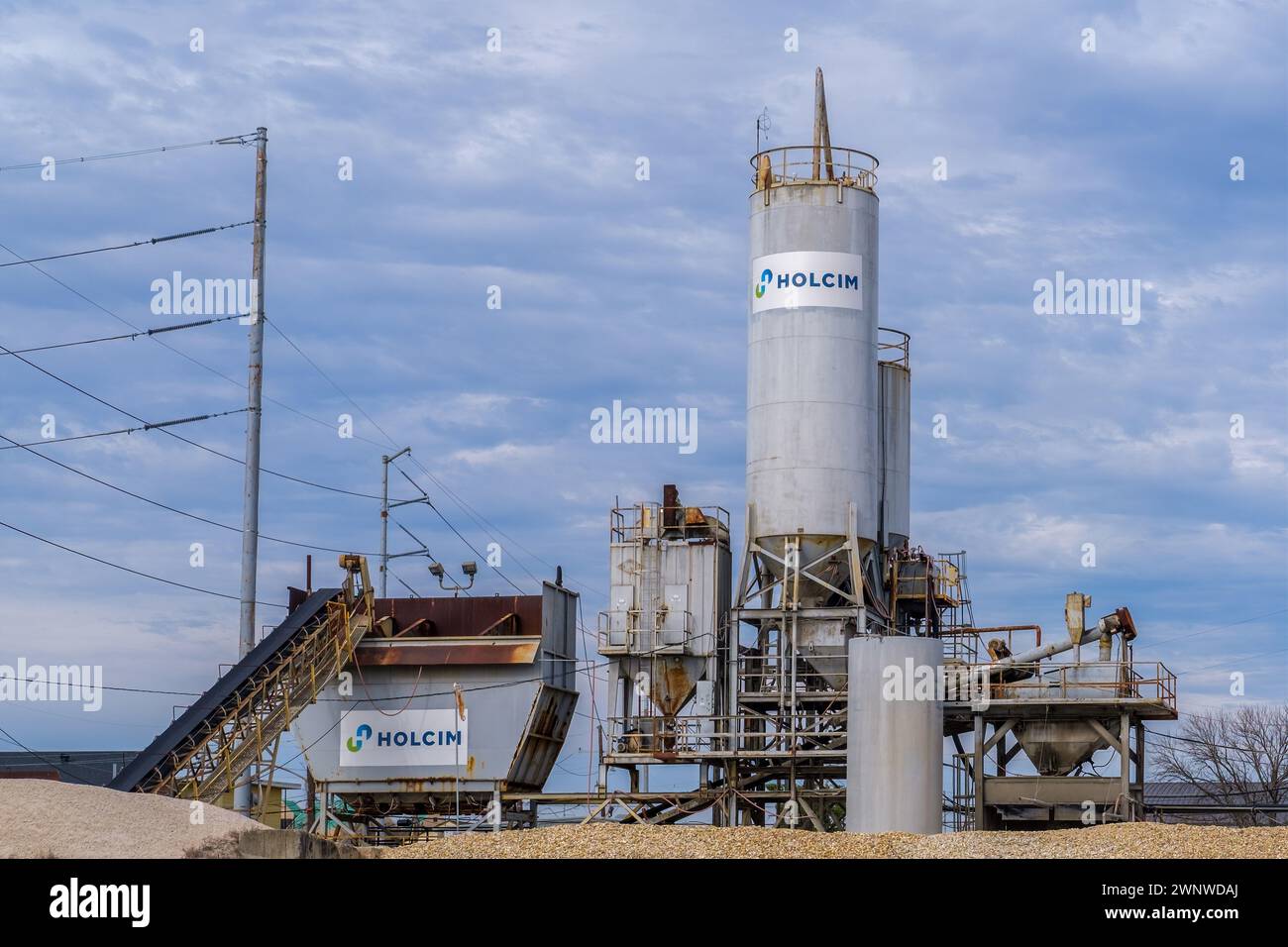 NEW ORLEANS, LA, USA – 15. FEBRUAR 2024: Earhart Ready Mix Plant, eine ...