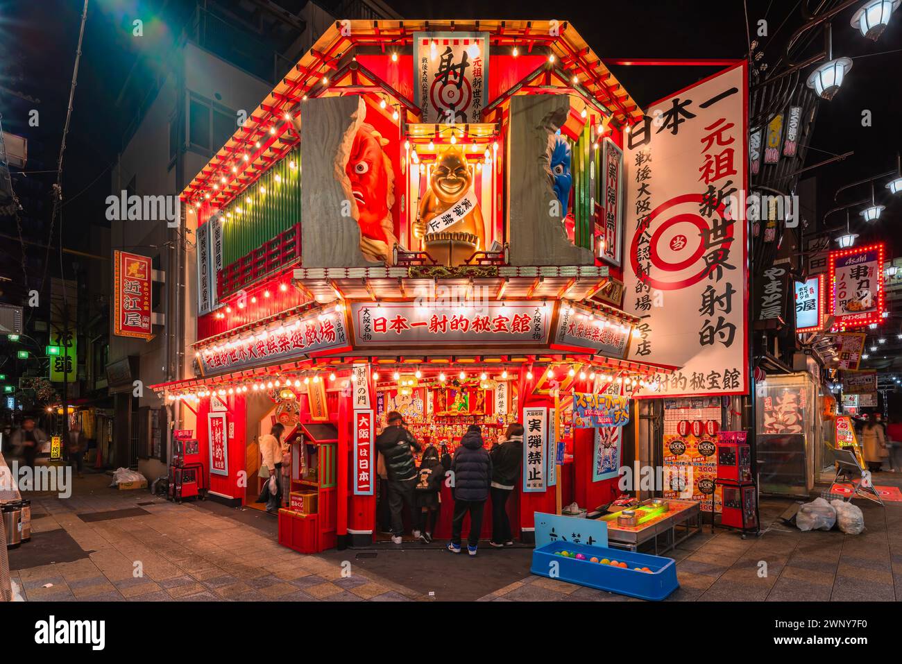 osaka, japan - 04. dez 2023: Beleuchtetes Shooting Game Attraction ...