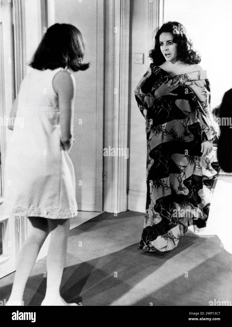 MIA FARROW und ELIZABETH TAYLOR in SECRET CEREMONY 1968 Regisseur ...