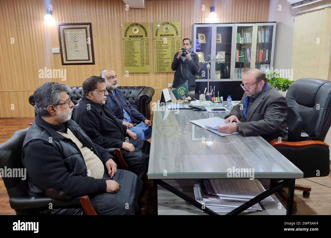 Muhammad Farid Afridi überprüft die Papiere der Senatskandidaten Hair Bayar Khan Domki, mir ...