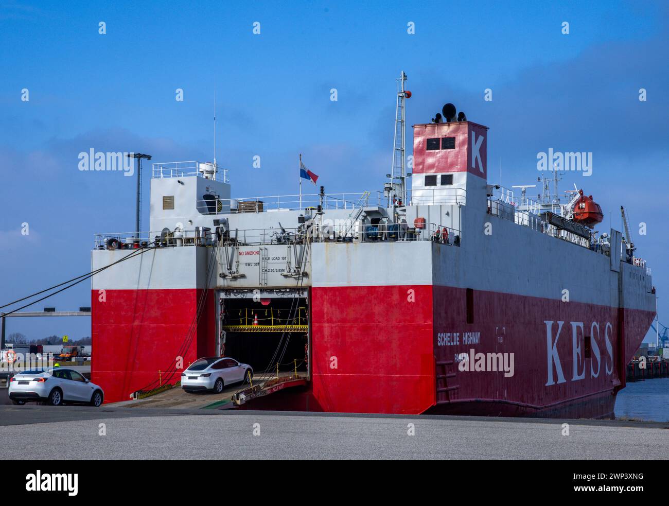 Rostock, Deutschland. Februar 2024. Brandneue Tesla-Elektroautos werden ...