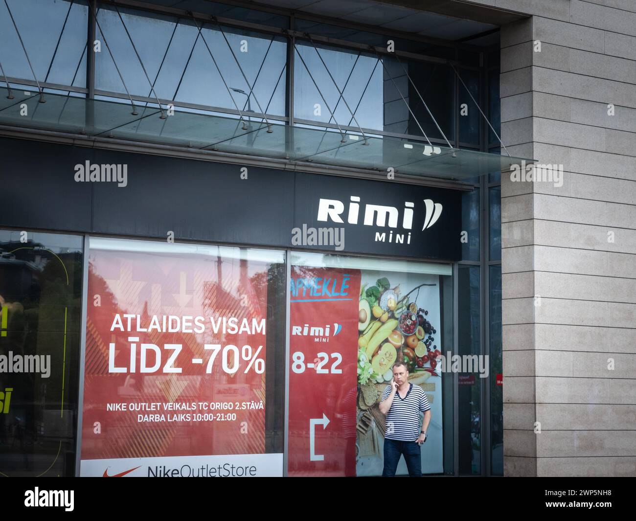 Bild eines Schildes mit einem Rimi-Logo auf dem lokalen Supermarkt in ...