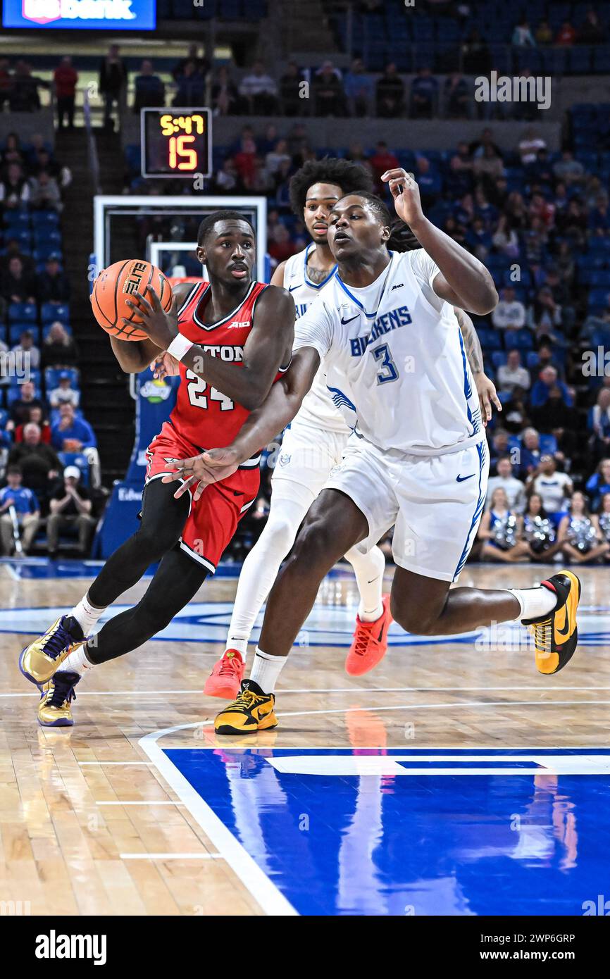 5. MÄRZ 2024: Dayton Flyers Guard Kobe Elvis (24) rutscht an der ...