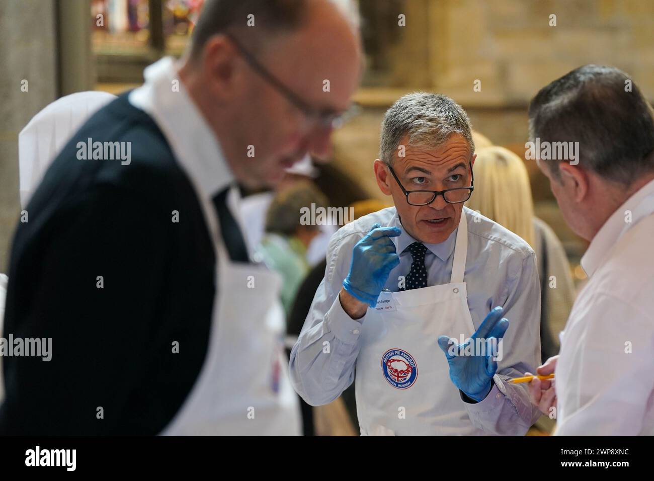 Der königliche Küchenchef Mark Flanagan hilft bei der Beurteilung der ...