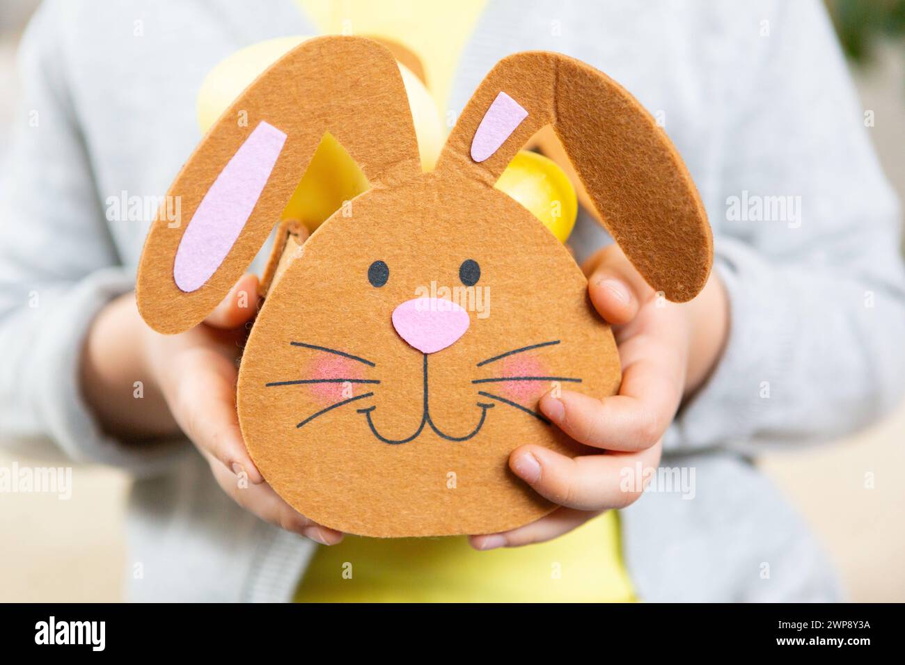 3 März 2024 Kleiner Junge Der Zu Ostern Ein Filz Osternest In Form