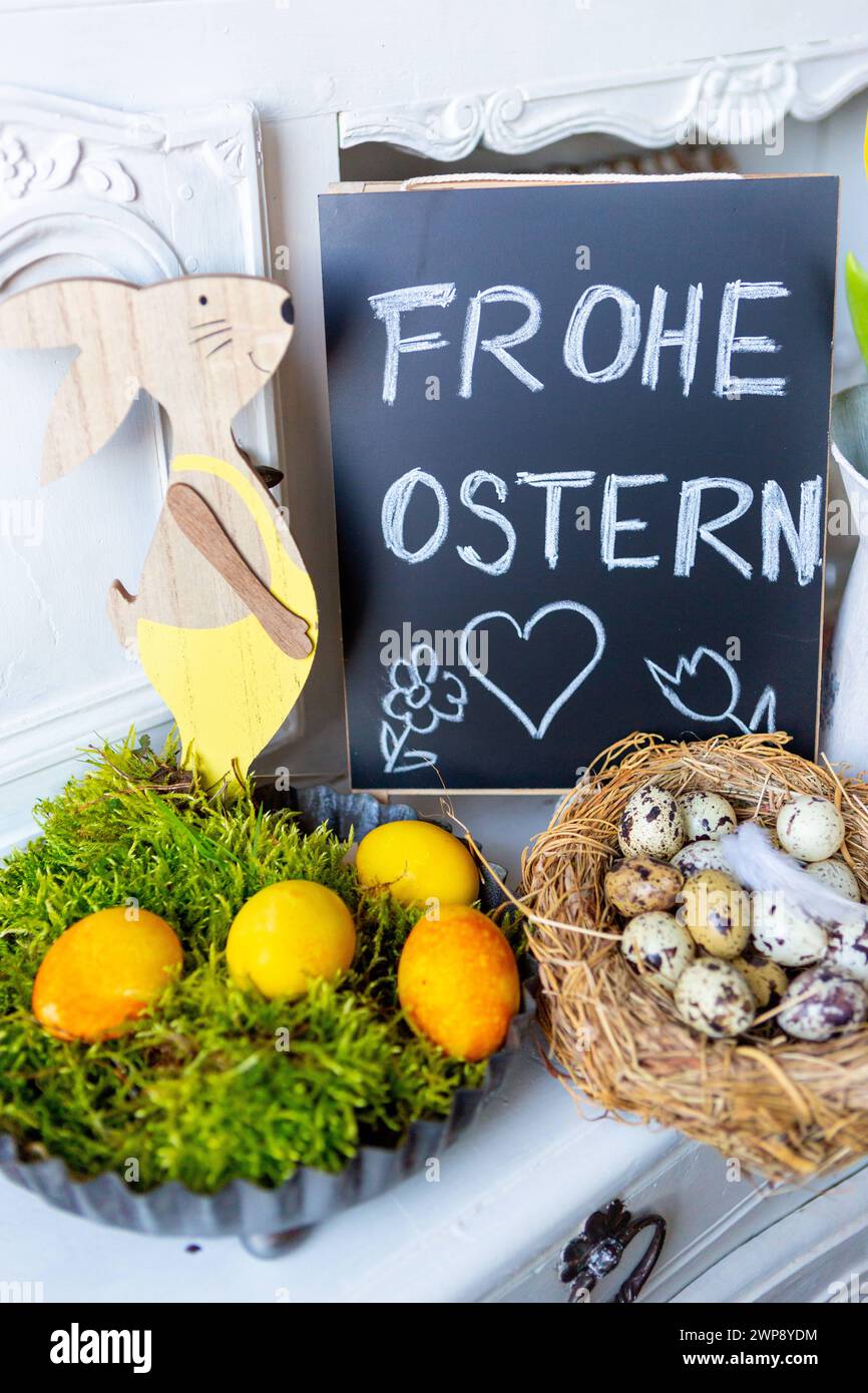 3. März 2024: Frohe Ostern, Schrift auf Tafel. Osterdekoration mit ...