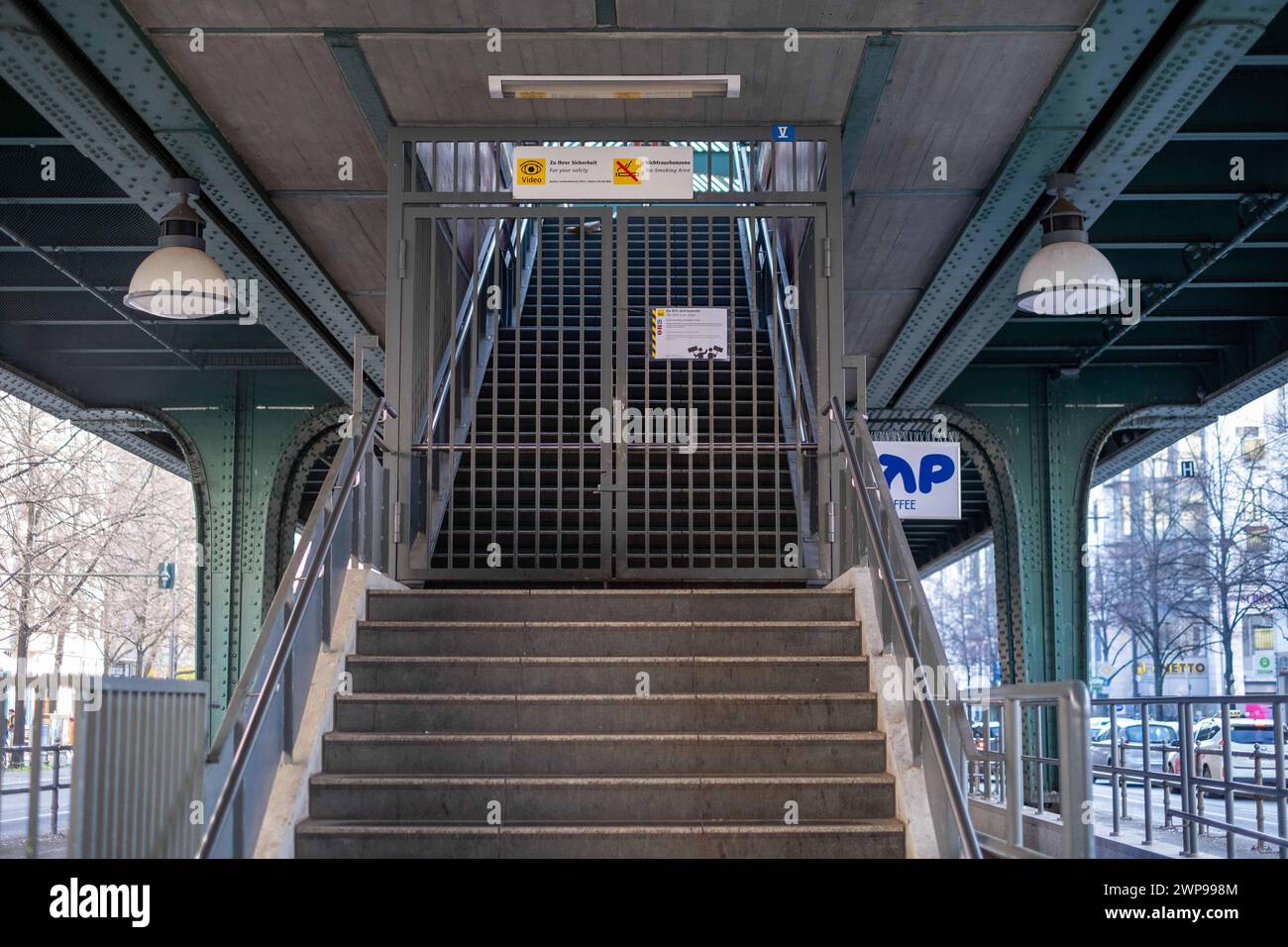 Verschlossener U-Bahnhof Schöönhauser alle in Berlin-Prenzlauer Berg ...