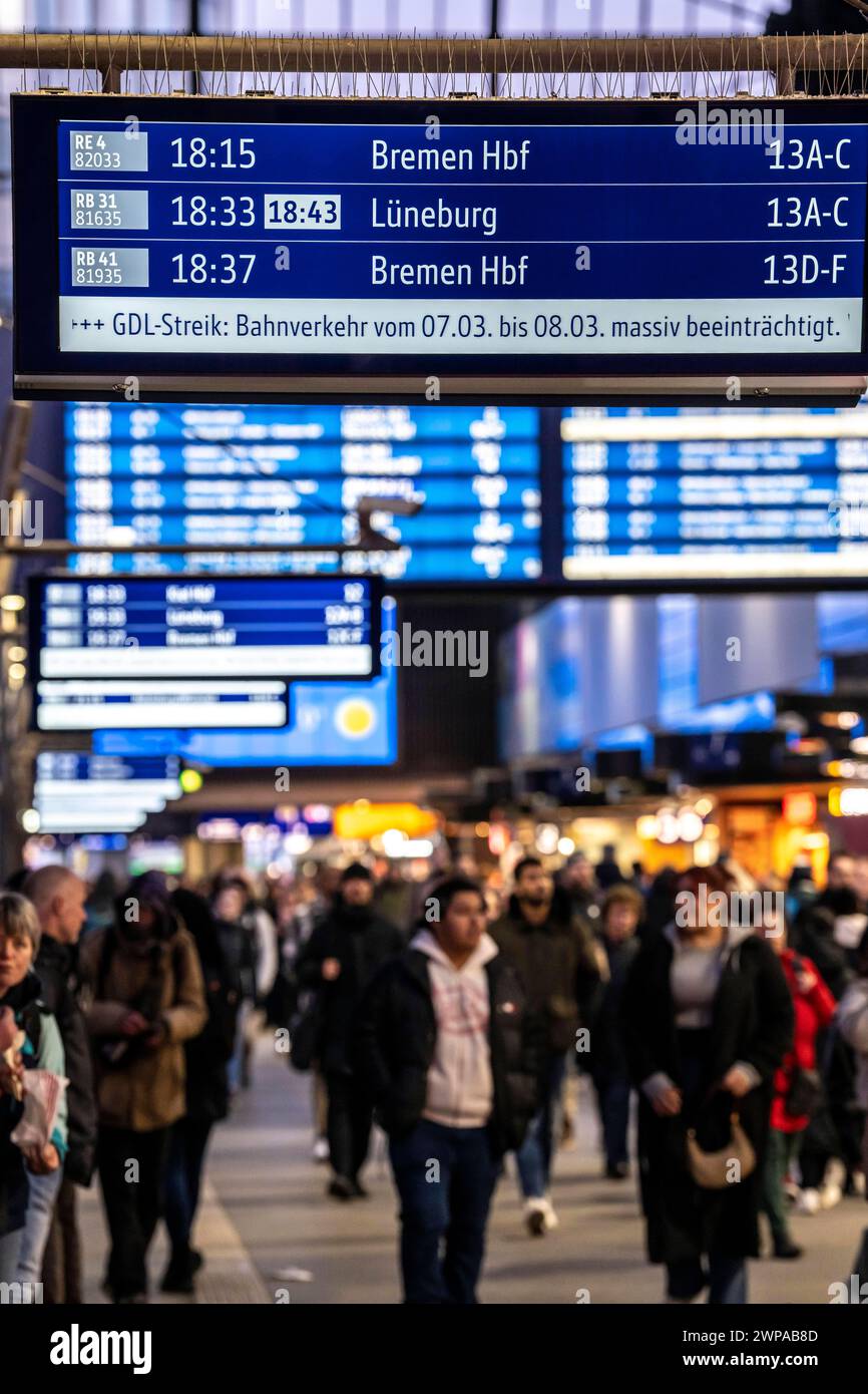 Anzeigetafeln im Hamburger Hauptbahnhof, Abendlicher Berufsverkehr, vor ...