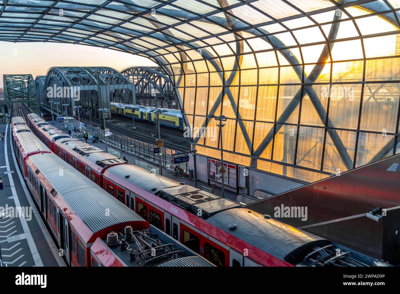 S-Bahnhof Elbbrücken, hier verkehren die S-Bahnen S3 und S5, Pendler, S ...