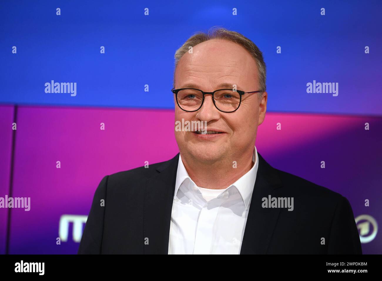 Moderator Oliver Welke zu Gast in der ARD Talkshow Maischberger ...