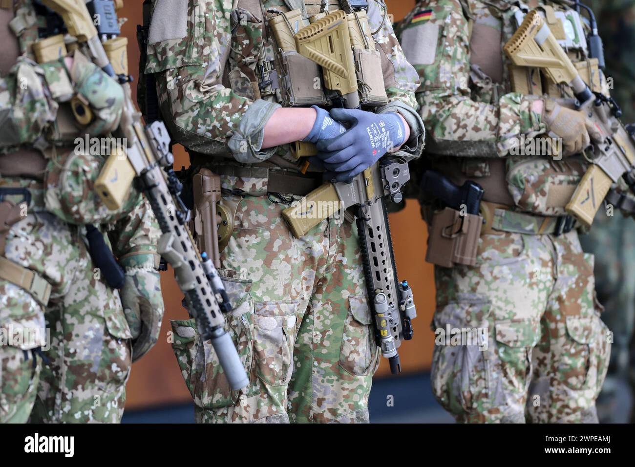 Ein Kommandotrupp des Kommandos Spezialkräfte KSK mit Sturmgewehr ...