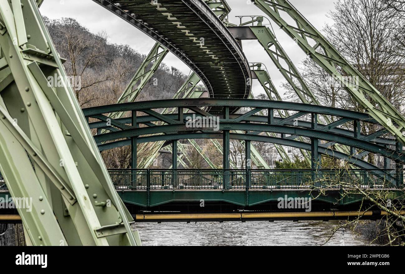 Redaktionell: Schwebebahn in Wuppertal im Februar 2024. Redaktionell: Schwebebahn-Trasse mit ...