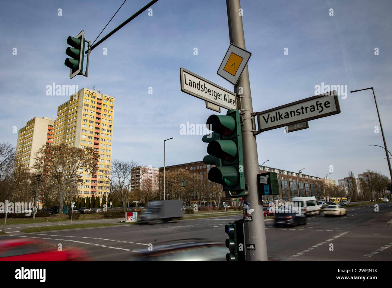 Strassenverkehr auf der Landsberger Allee zwischen der Vulkanstraße und ...