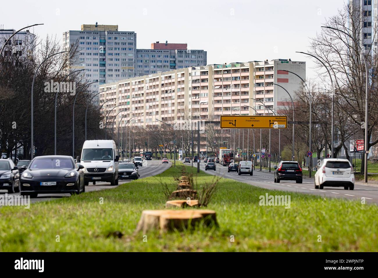 Strassenverkehr auf der Landsberger Allee zwischen der Vulkanstraße und ...