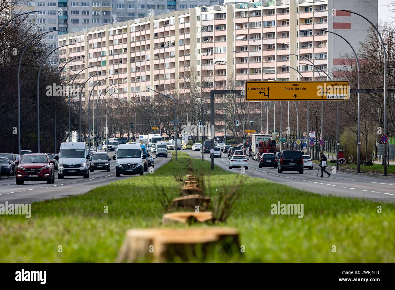Strassenverkehr auf der Landsberger Allee zwischen der Vulkanstraße und ...