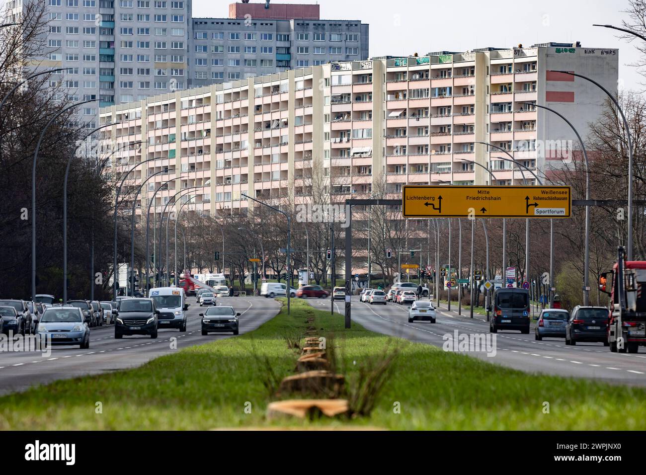 Strassenverkehr auf der Landsberger Allee zwischen der Vulkanstraße und ...